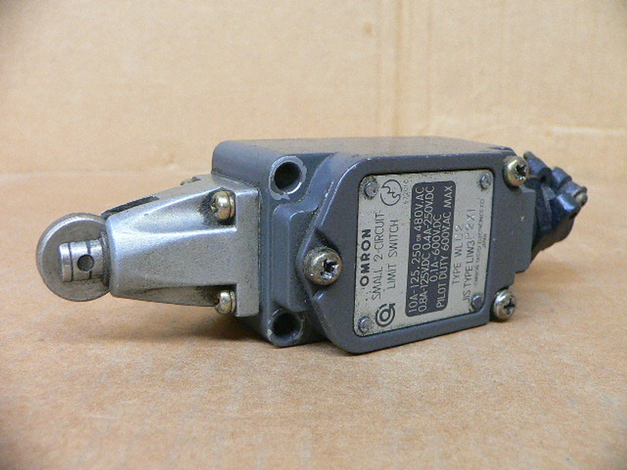 Omron Wld2 Roller Plunger Limit Switch - Fen Industrial